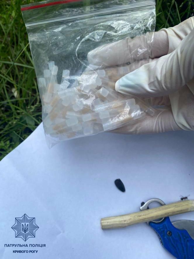 У Кривому Розі у ймовірного "закладника" знайшли ймовірно наркотики, - ФОТО | Новини